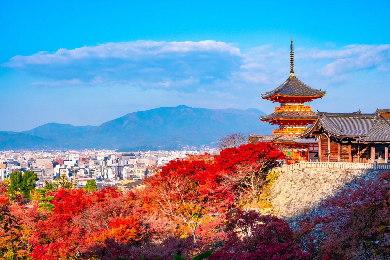 【京都の紅葉】人気ランキング上位の絶景スポット12選！テーマ別名所も | VELTRA旅行ガイド
